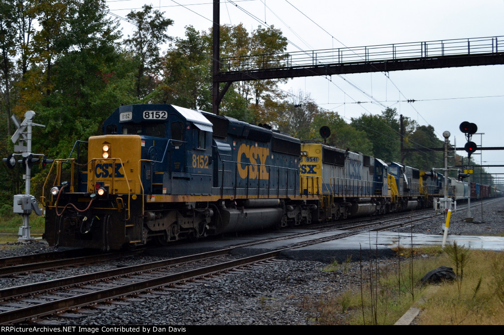 SD40-2 leads four YN2s on Q418-02